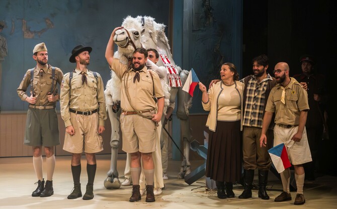 Poválečné putování s velbloudem · Divadelní noviny